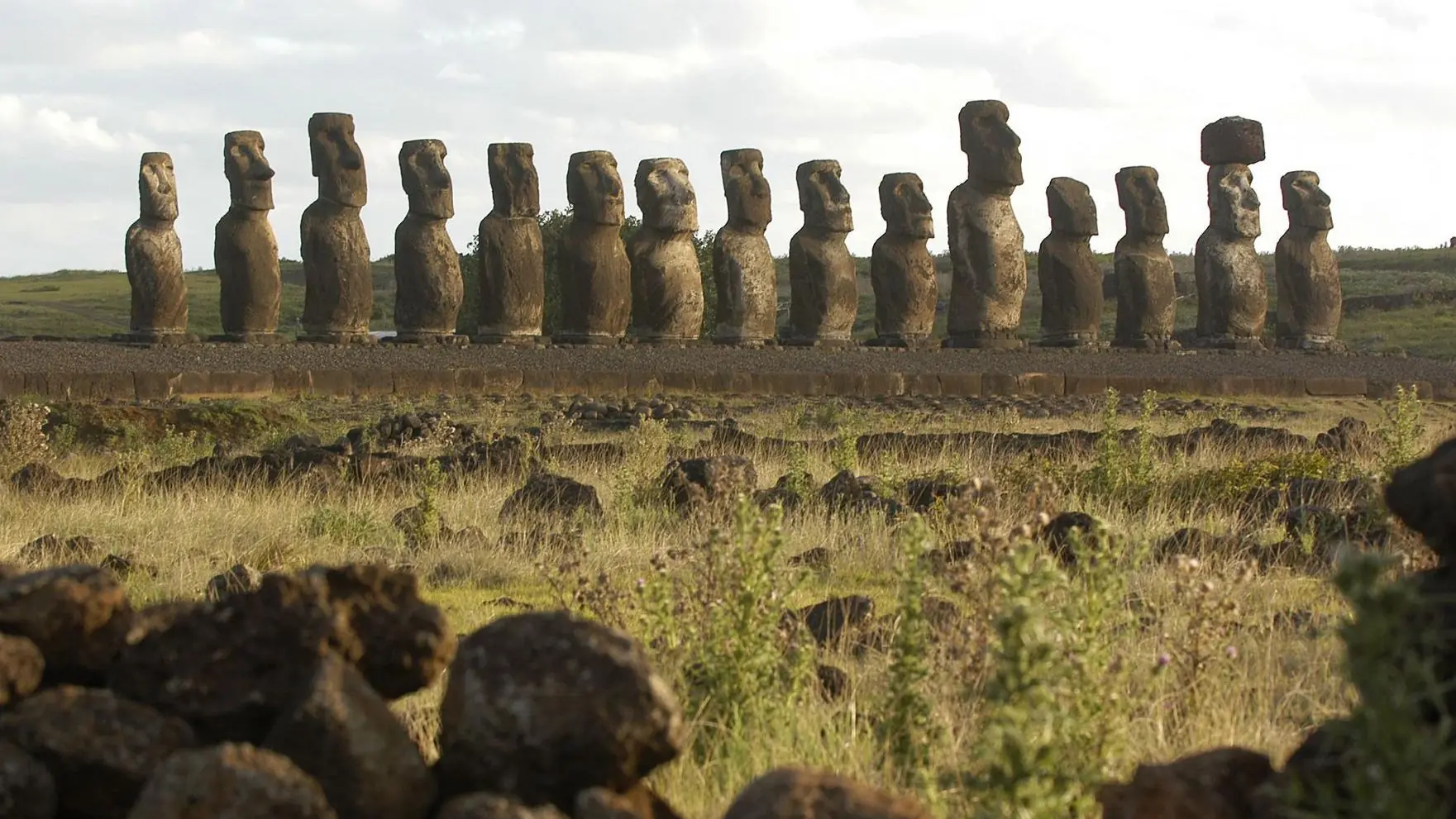 "Algún día volverán al océano": la lenta destrucción de los moái en la Isla de Pascua (y los que ...