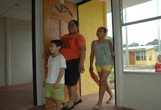 Banhvi llega a 300 mil bonos de vivienda entregados - Periodico La ...