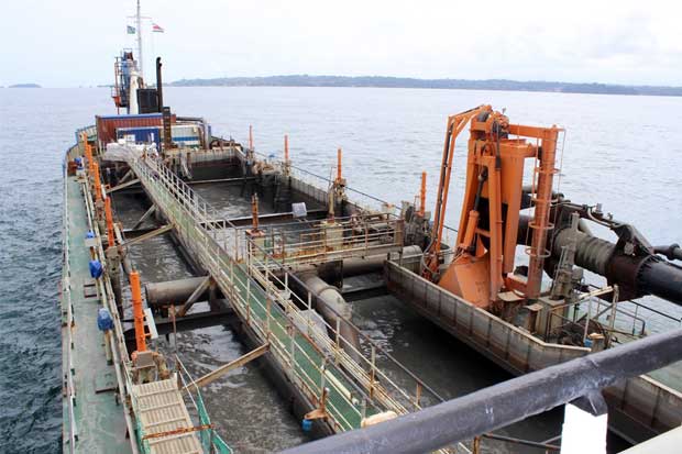 Recope draga muelle de Moín para recuperar profundidad - Periodico La ...