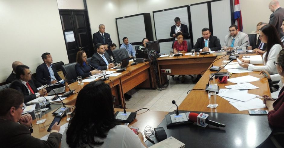 Diputados increpan a Procurador por validar millonario premio a ...