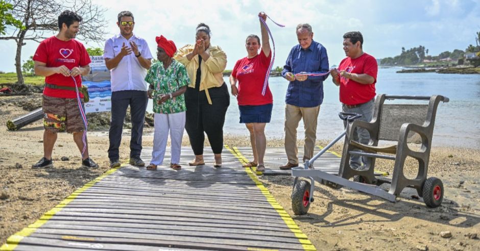 Playa Piuta inaugura pasarela retráctil para turistas - Periodico La ...