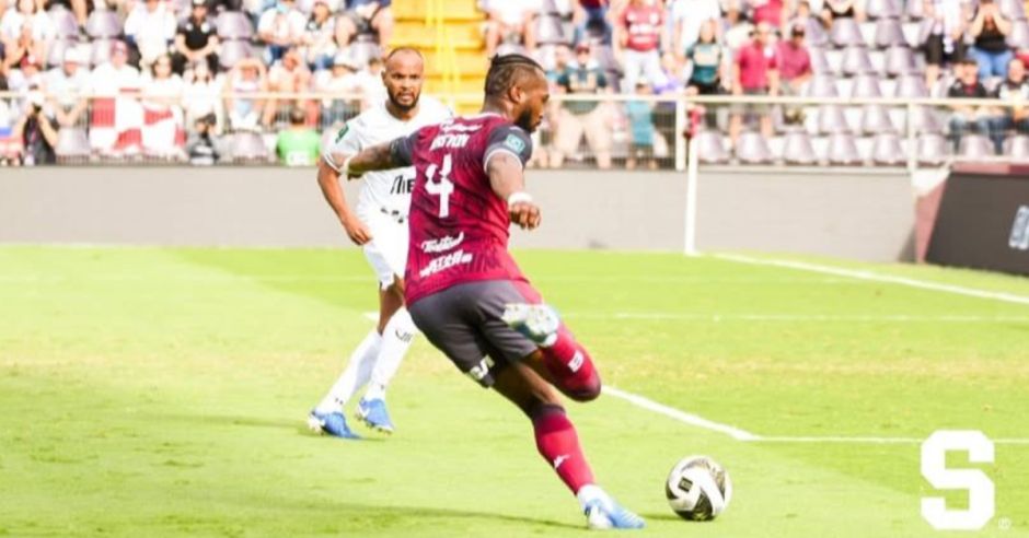 José Giacone respalda el rol de Kendall Waston como delantero en ...