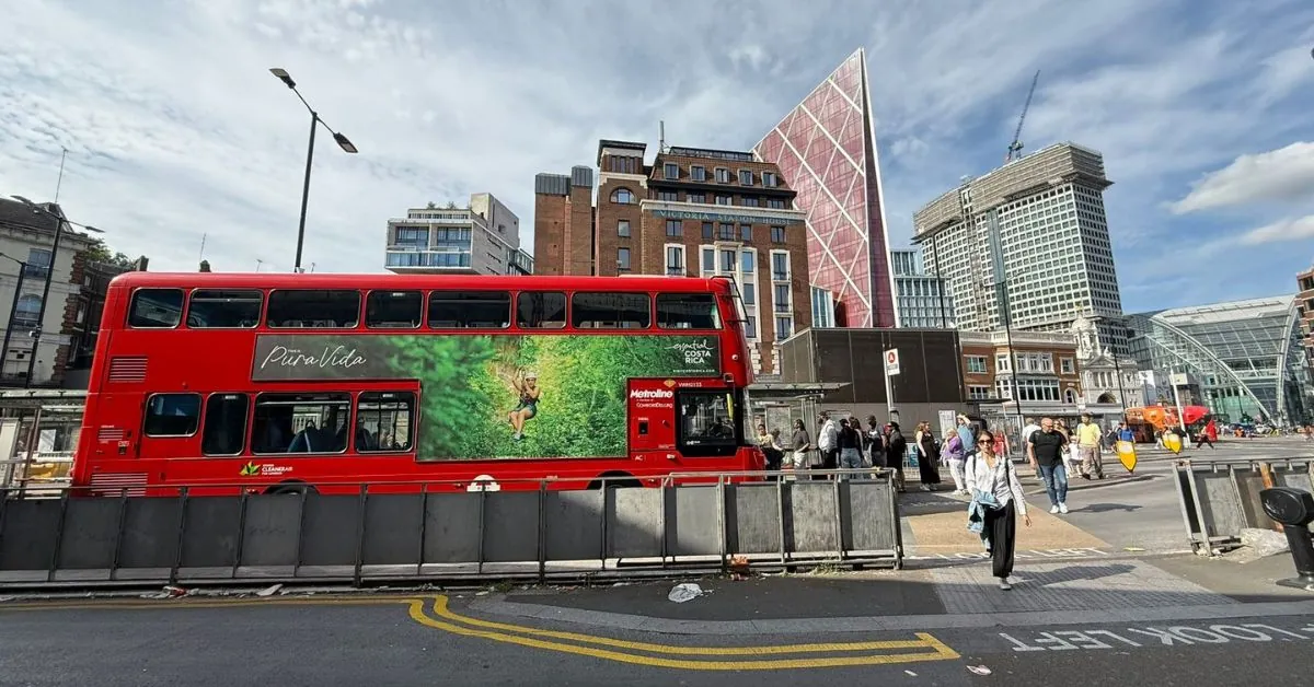 (Video) Costa Rica brilla en Londres con su ‘Pura Vida’ en 100 buses ...